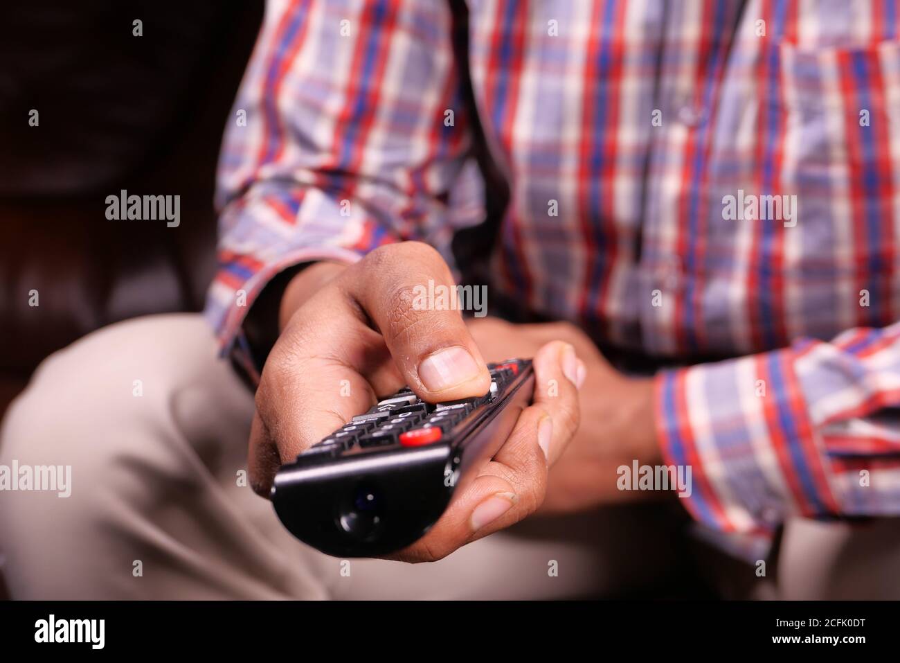 Hand holding tv remote hi-res stock photography and images - Alamy