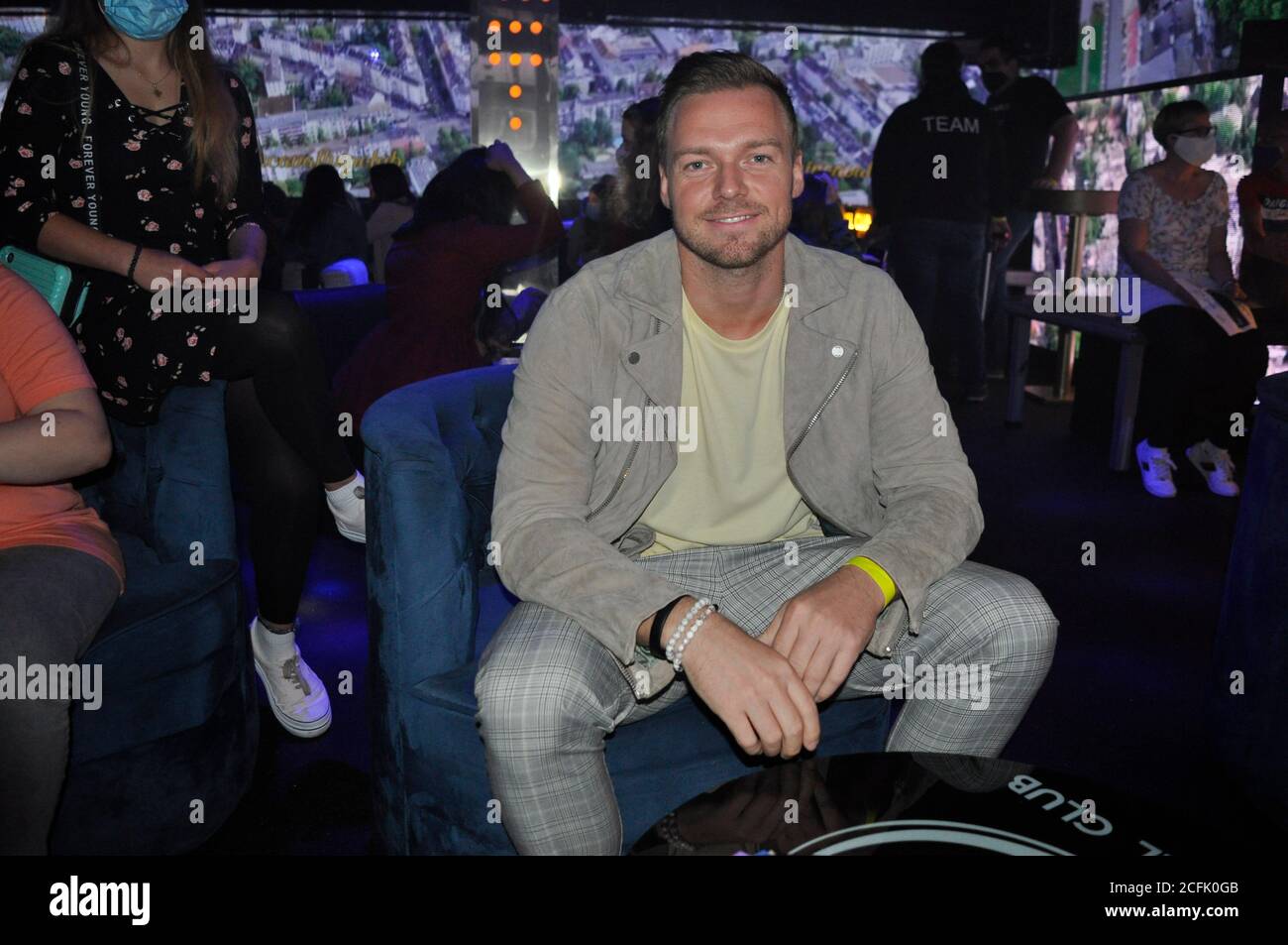 Philipp kalisch beim wiedersehen ehemaliger big brother bewohner hi-res ...