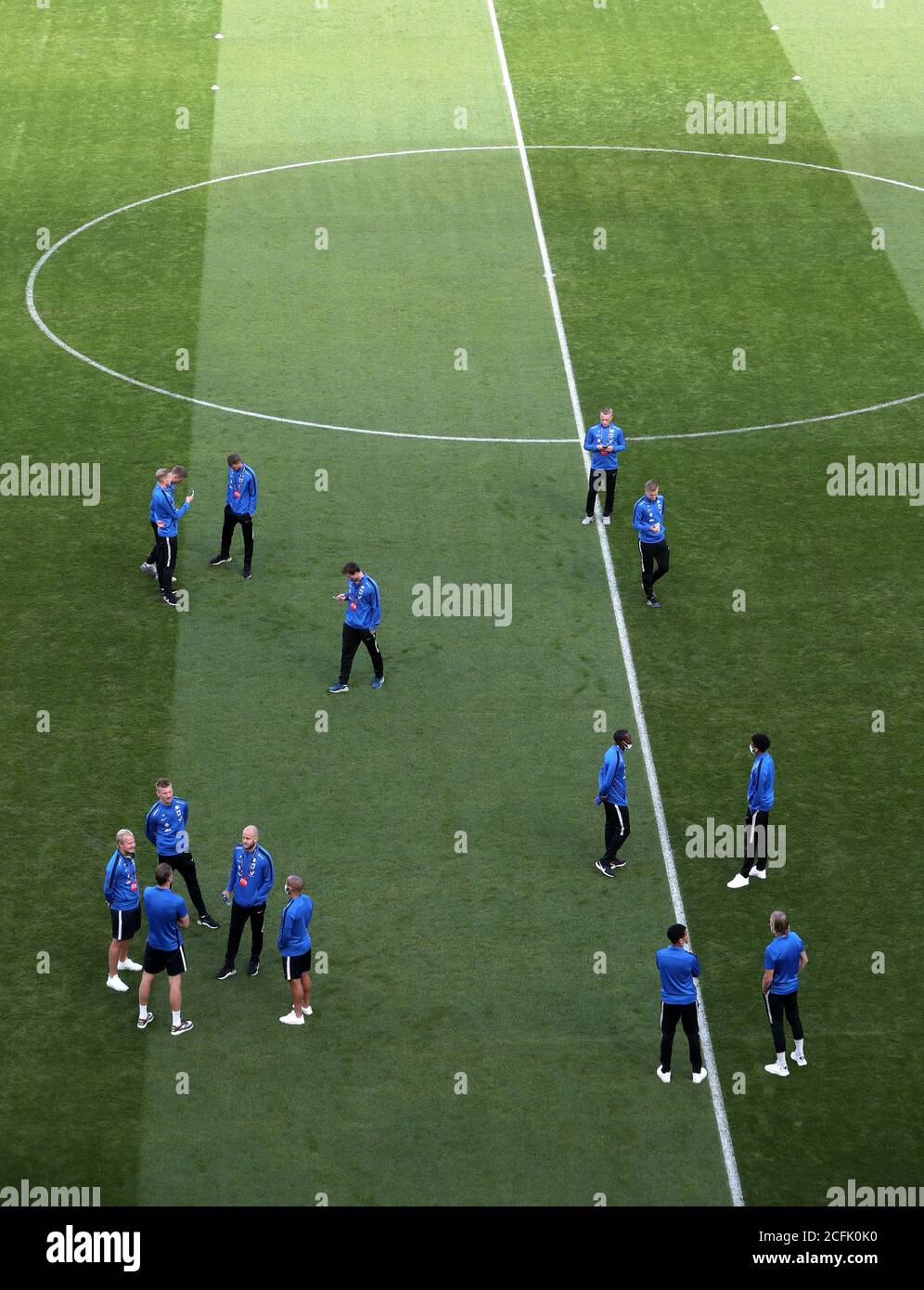Republic ireland players on pitch hi-res stock photography and images ...