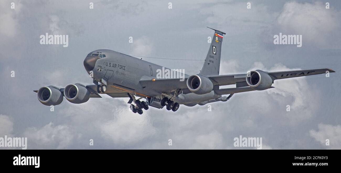 Boeing KC-135R Stratotanker USAFE 80100 on final approach to RAF Mildenhall Stock Photo - Alamy