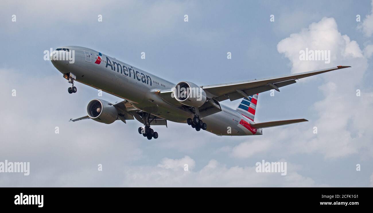 American Airlines Boeing 777 N734AR on final approach to London ...