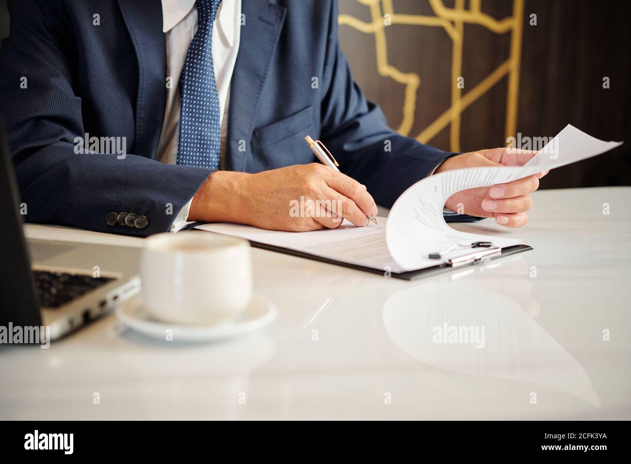 Worker signing documents report hi-res stock photography and images - Alamy