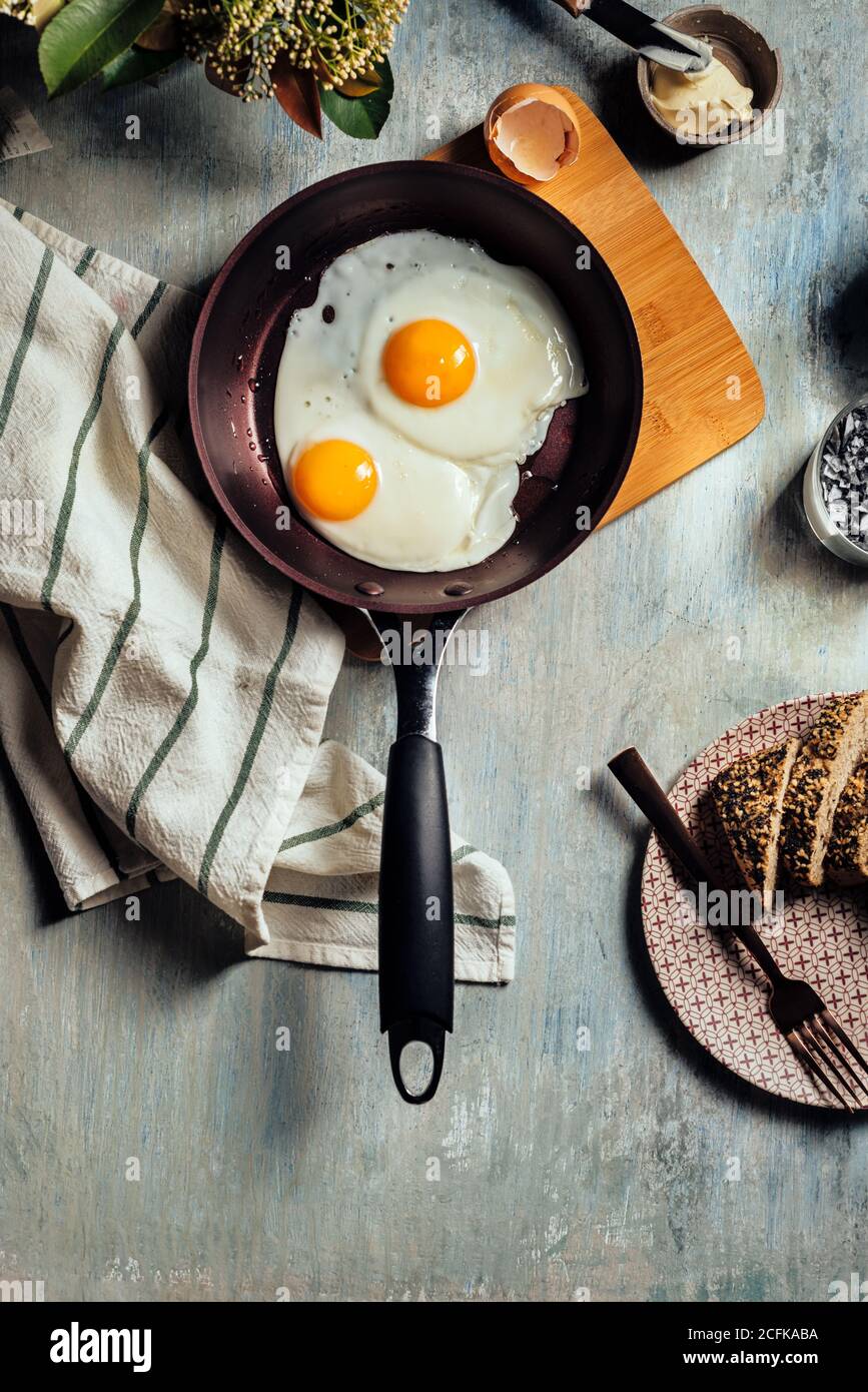Two fried eggs hi-res stock photography and images - Alamy