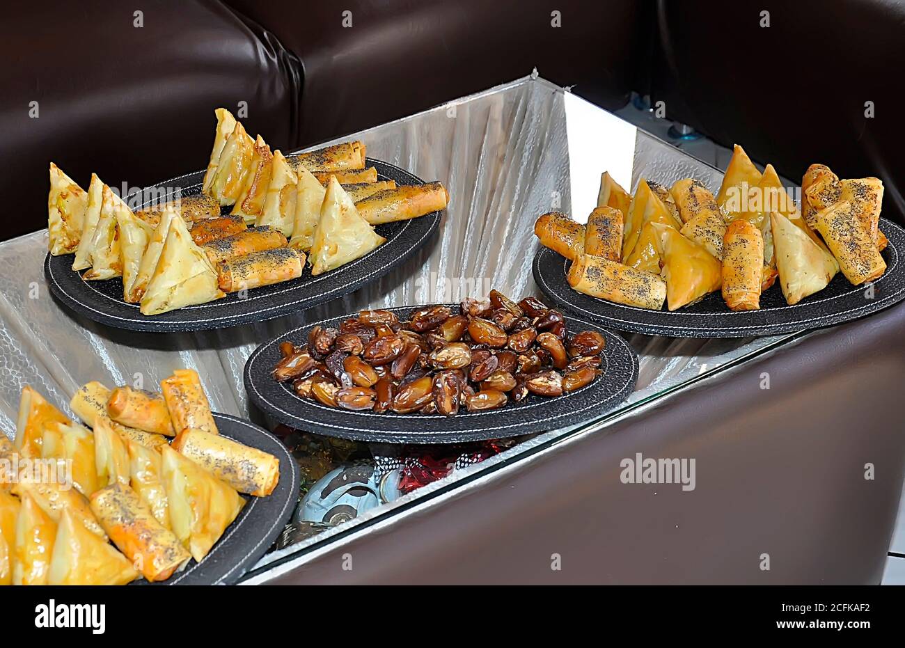 Samosa green background hi-res stock photography and images - Alamy