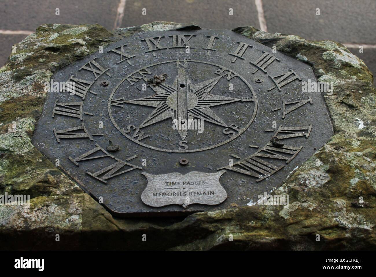 Sun dial hi-res stock photography and images - Alamy