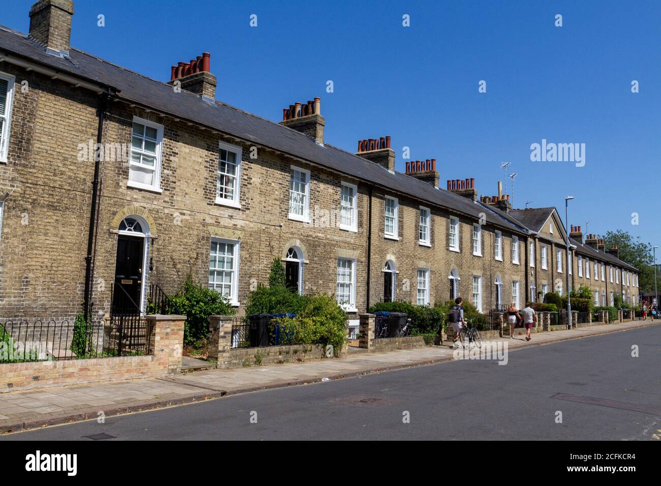 Uk new row houses hi-res stock photography and images - Alamy
