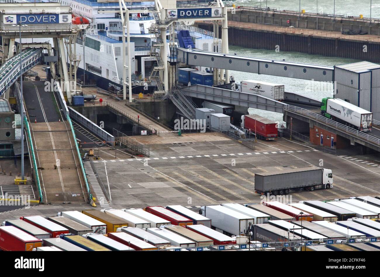 Dfds lorry hi-res stock photography and images - Alamy