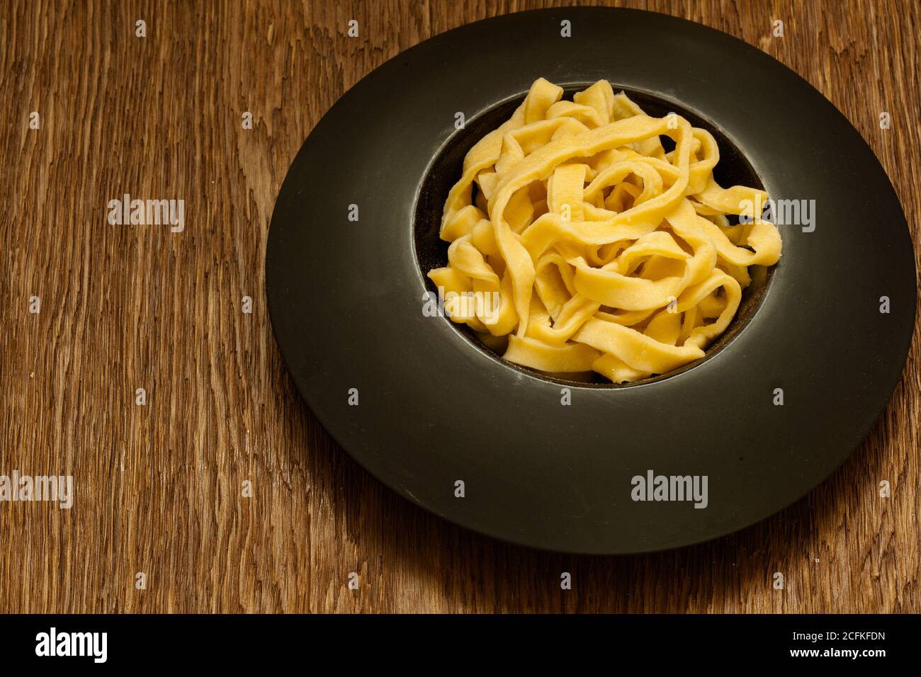 Pasta spaghetti table wooden plank hi-res stock photography and images ...