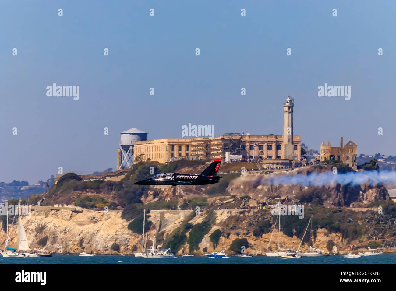 Airplane in front alcatraz san hi-res stock photography and images - Alamy