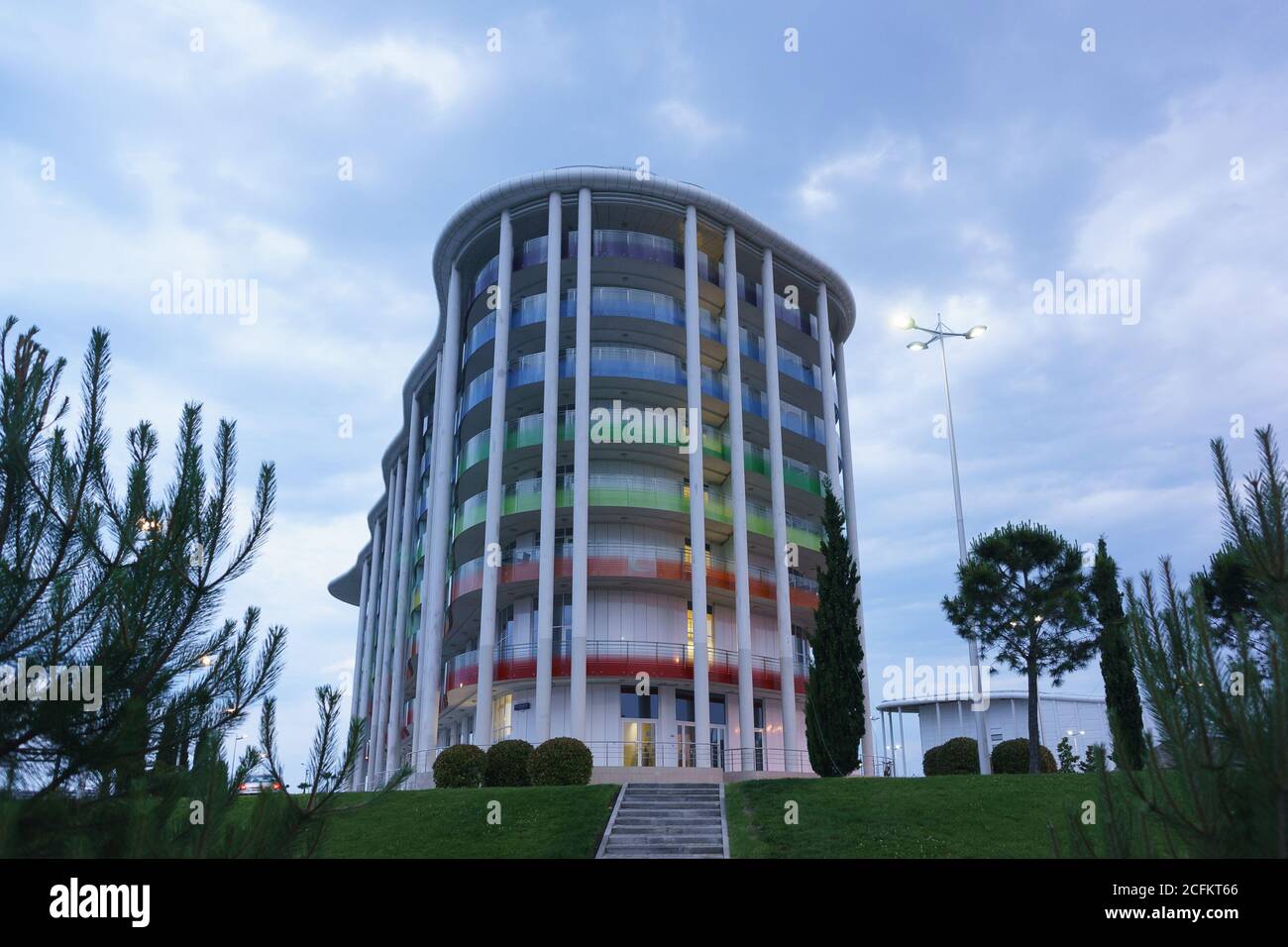 Three storey hotel hi-res stock photography and images - Alamy
