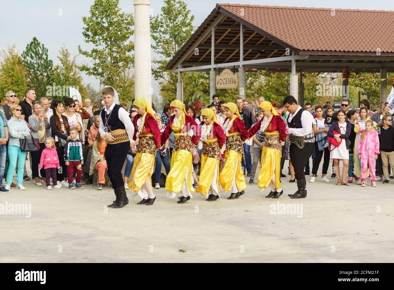Greece traditional dance syrtaki hi-res stock photography and images ...
