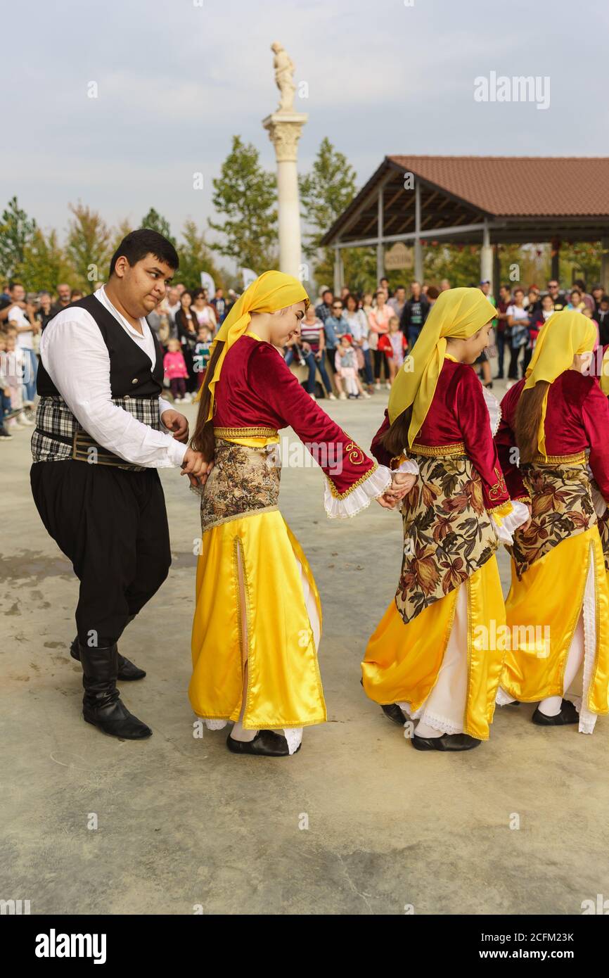 Greek syrtaki dance hi-res stock photography and images - Alamy