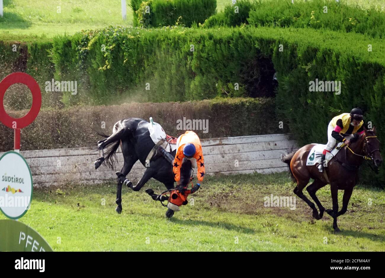Jockey falling horse racing hi-res stock photography and images - Alamy
