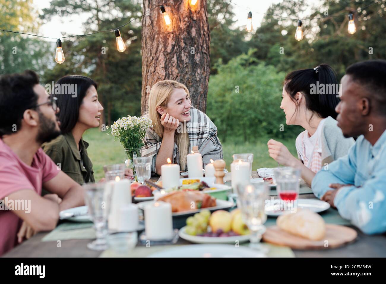 Group people sitting under tree hi-res stock photography and images - Alamy