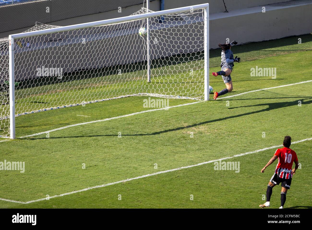 Brazil women free kick hi-res stock photography and images - Alamy