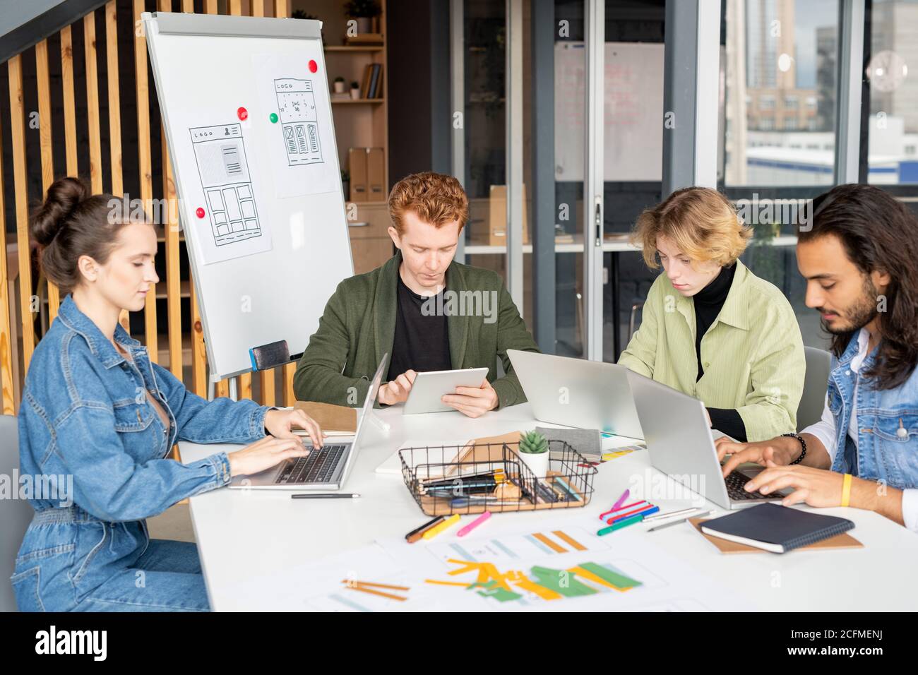 Co workers computer office hi-res stock photography and images - Alamy