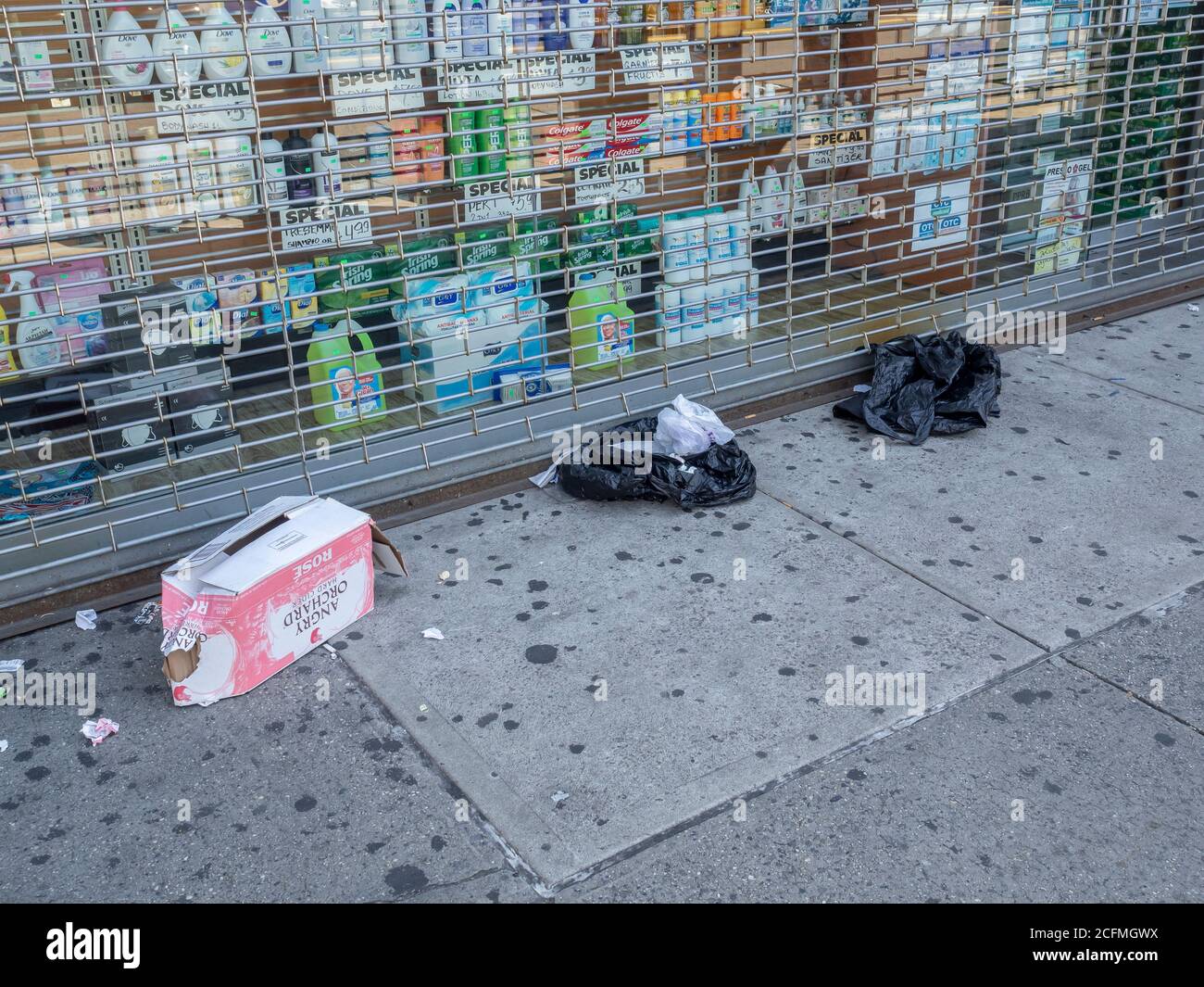 Rubbish piling up hi-res stock photography and images - Alamy