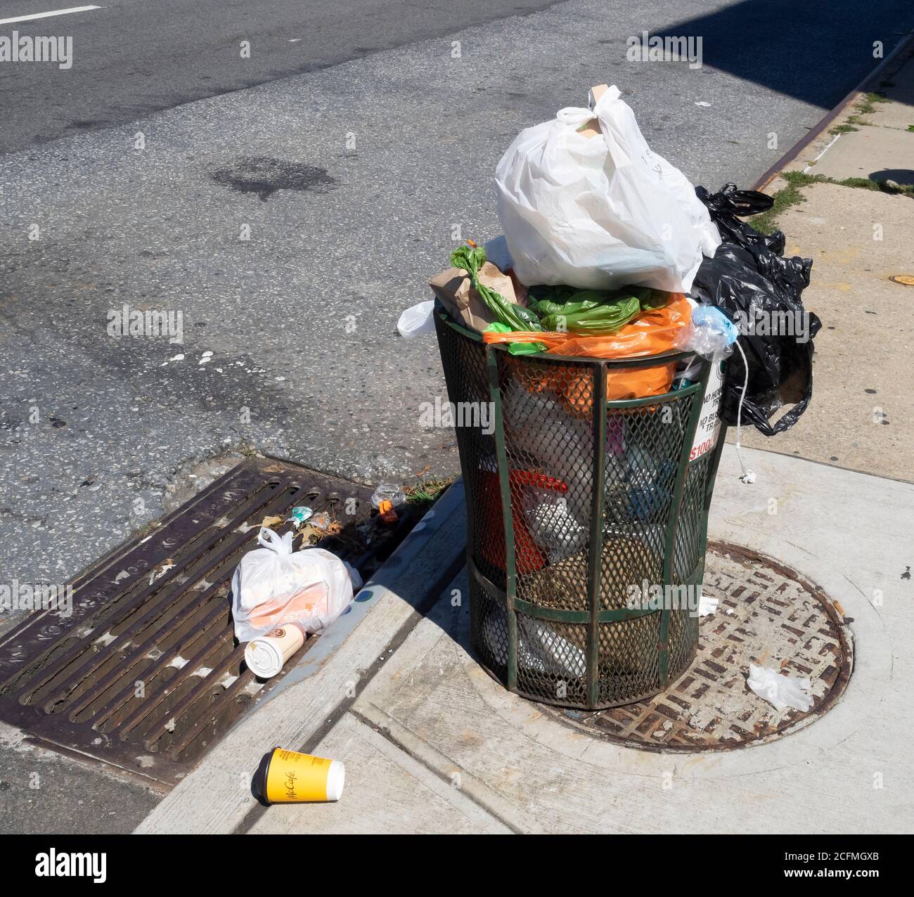 Rubbish piling up hi-res stock photography and images - Alamy