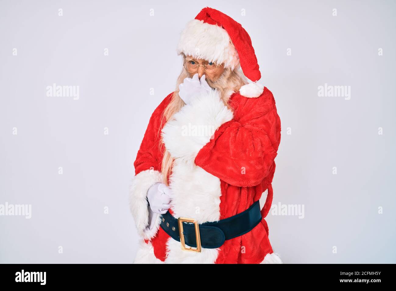 Old senior man with grey hair and long beard wearing santa claus ...