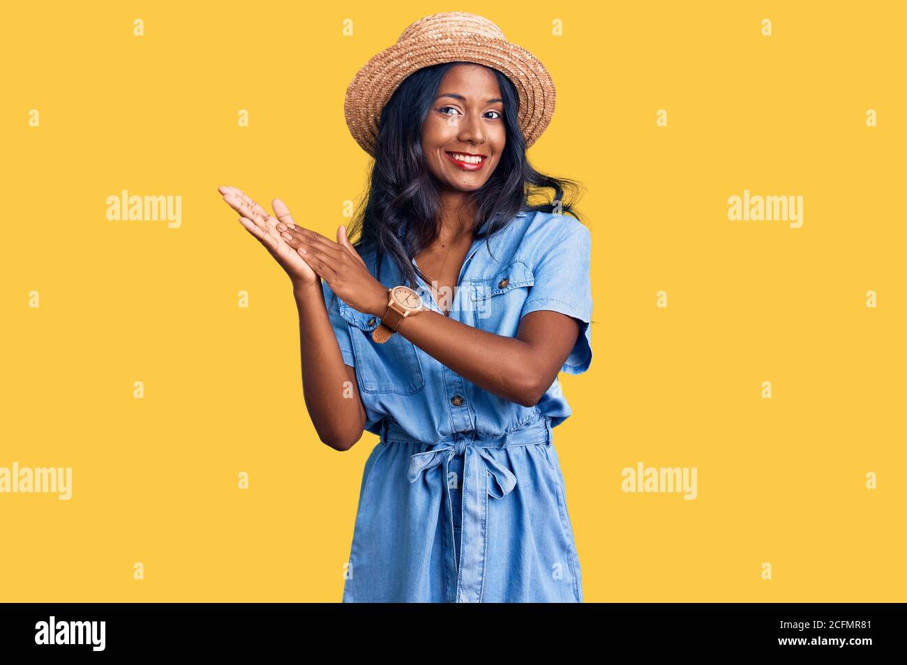 Indian business people standing clapping hi-res stock photography and ...