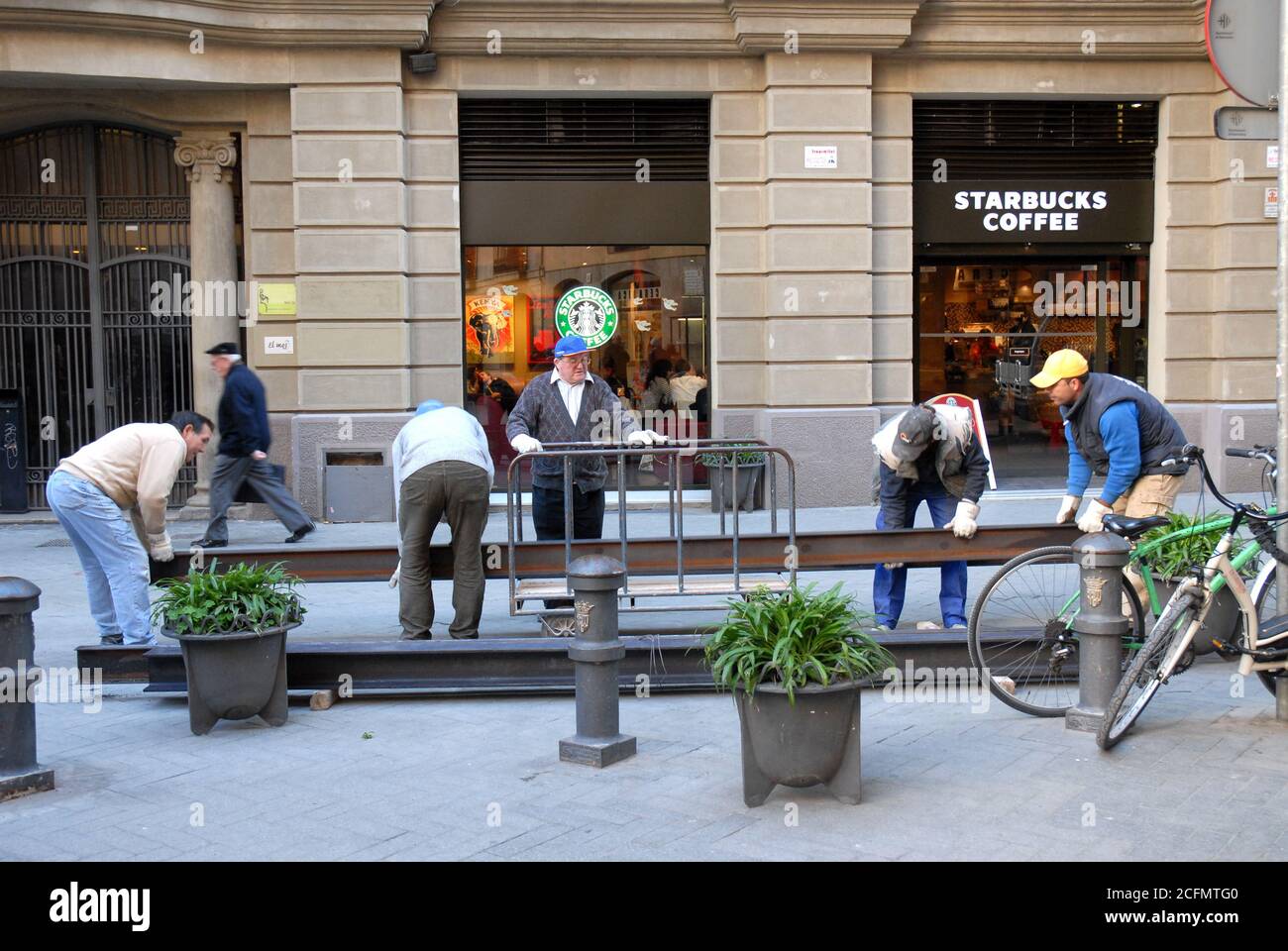 workers lifting heavy beam Stock Photo - Alamy