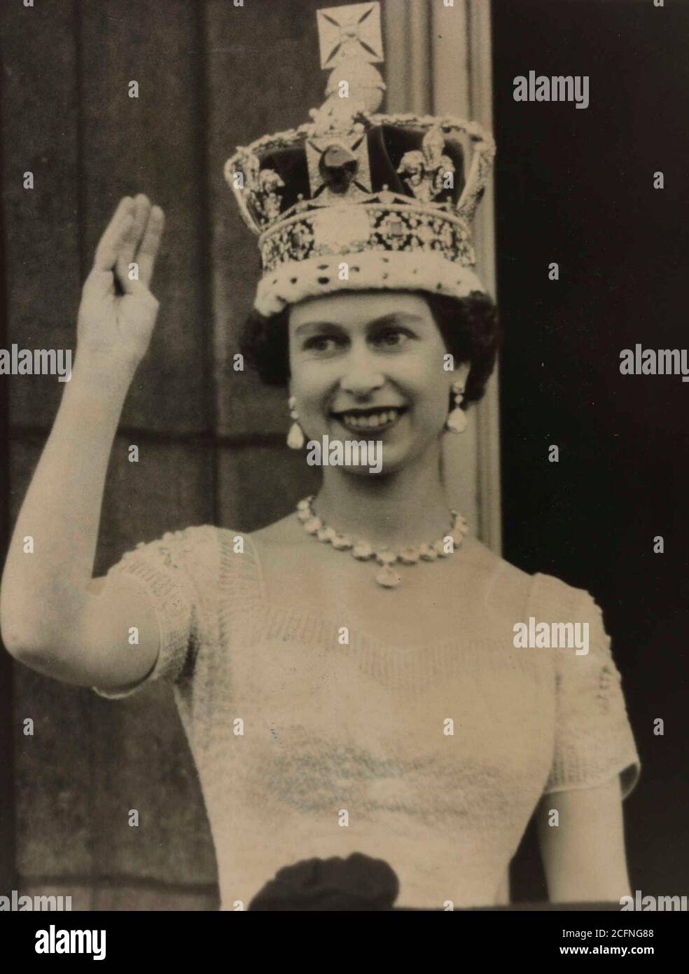 Queen waves hi-res stock photography and images - Alamy