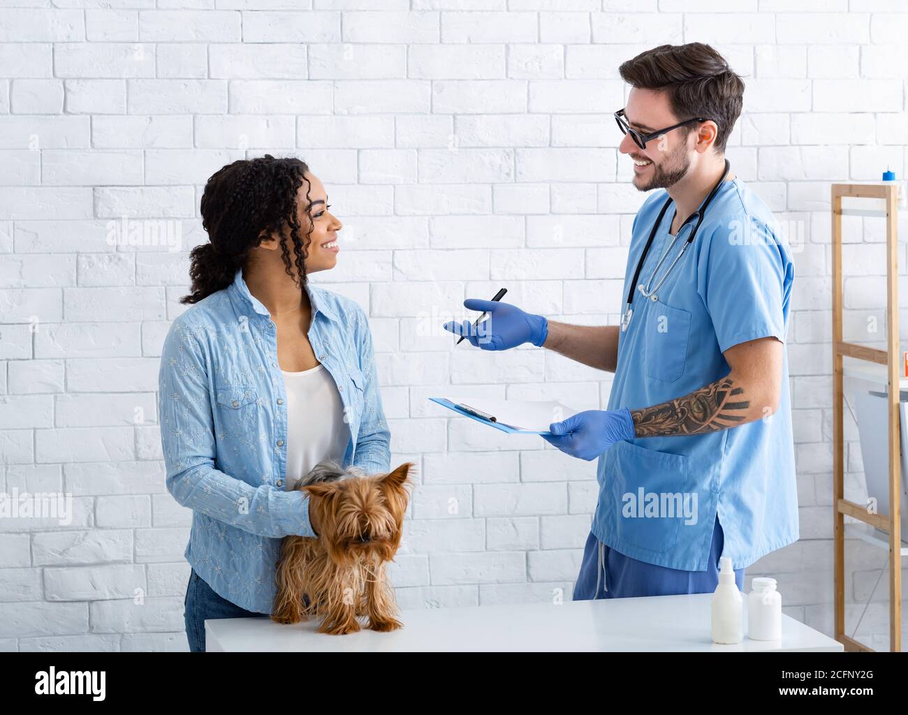Talking vet hi-res stock photography and images - Alamy