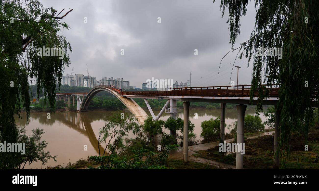 Foot bridge over the Han River leading to Seonyu-do Island in Seoul ...