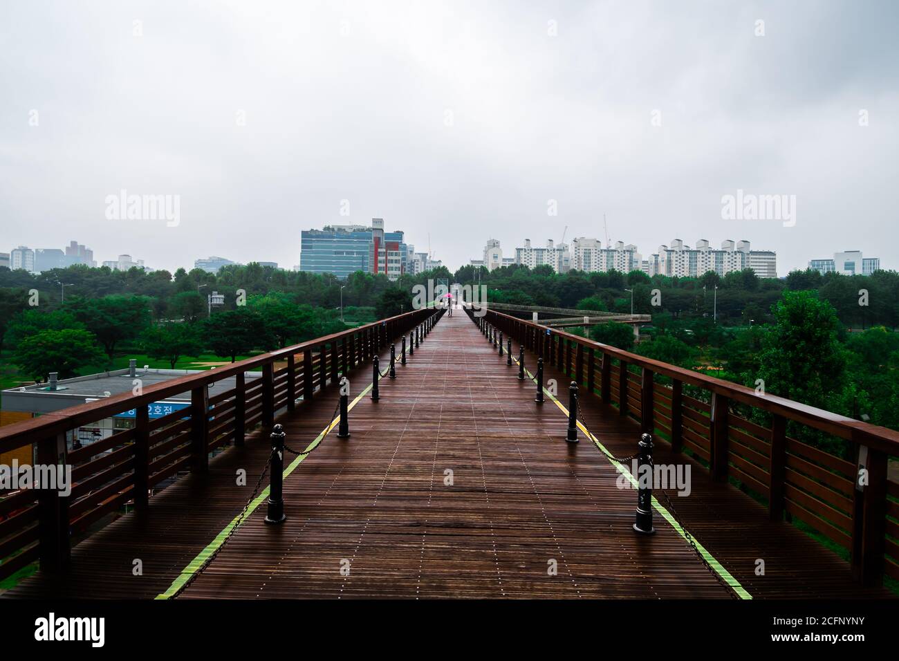 Foot bridge over the Han River leading to Seonyu-do Island in Seoul ...