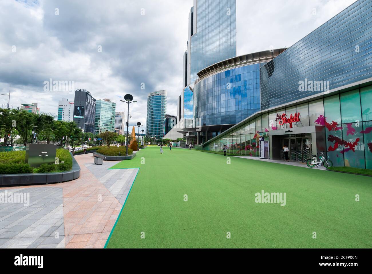 Shopping mall seoul south korea hi-res stock photography and images - Alamy