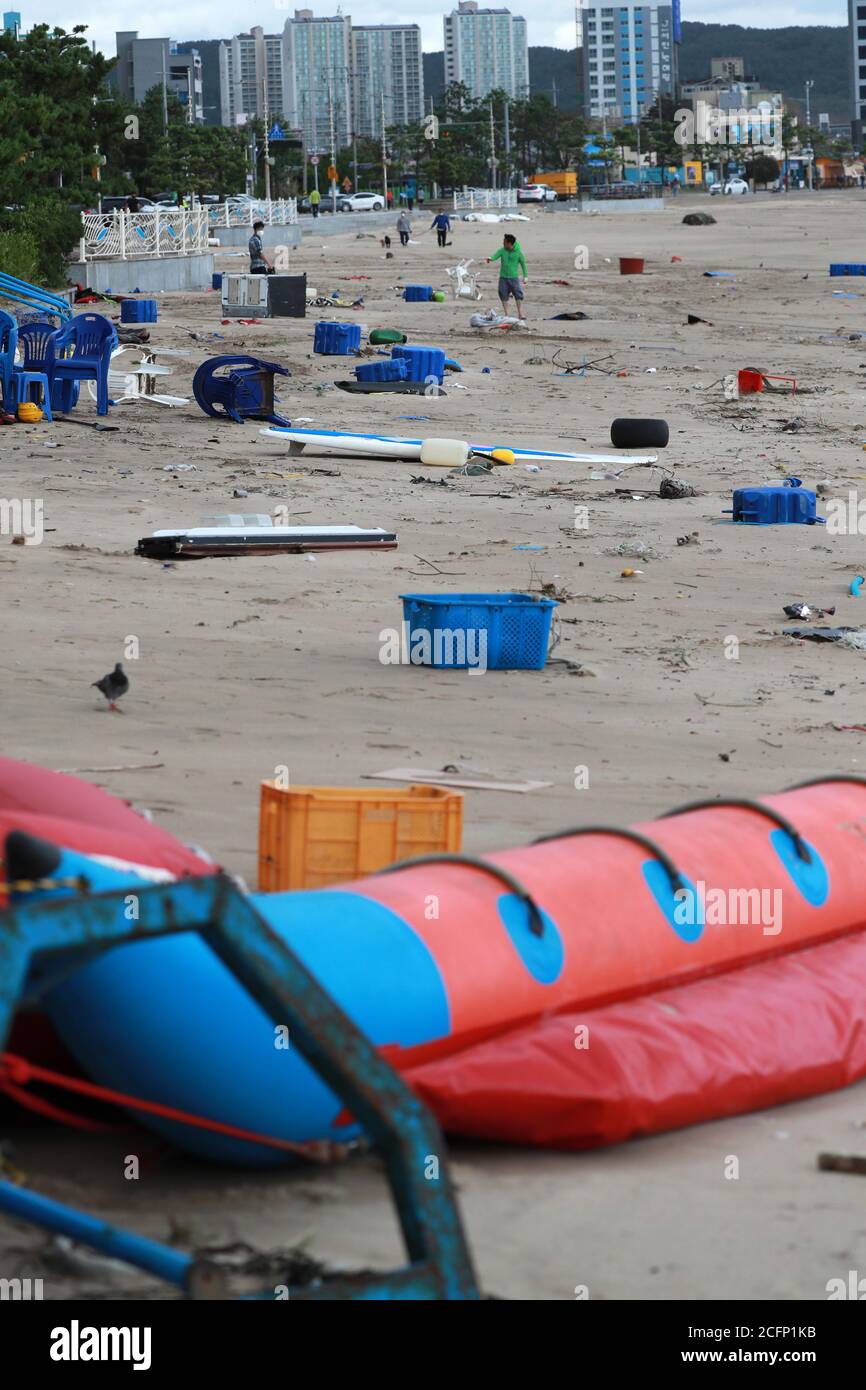 07th Sep, 2020. Typhoon Haishen hits S. Korea Songjeong Beach in Busan ...