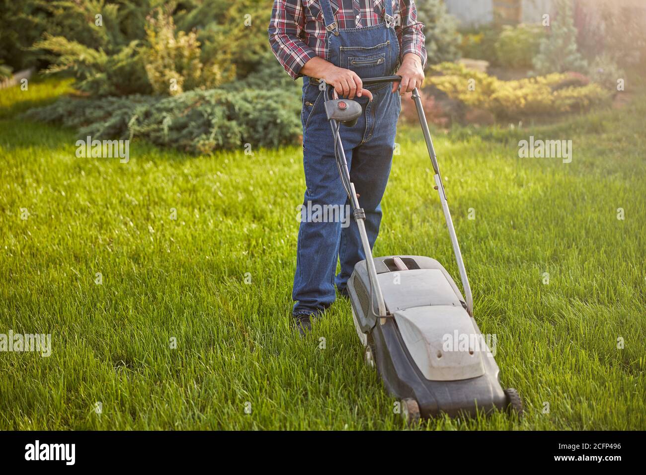 Man using push mower hi-res stock photography and images - Alamy