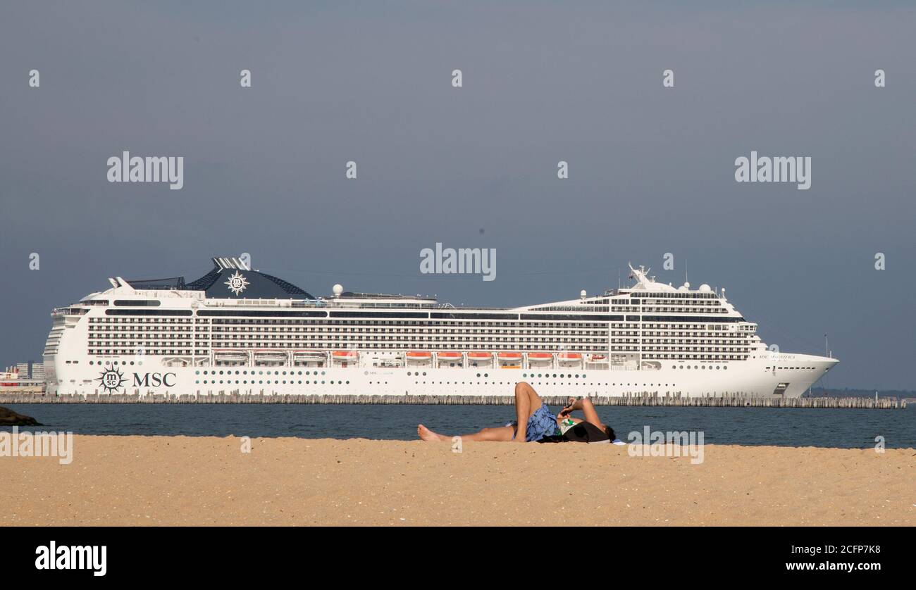 Beach alone reading hi-res stock photography and images - Alamy