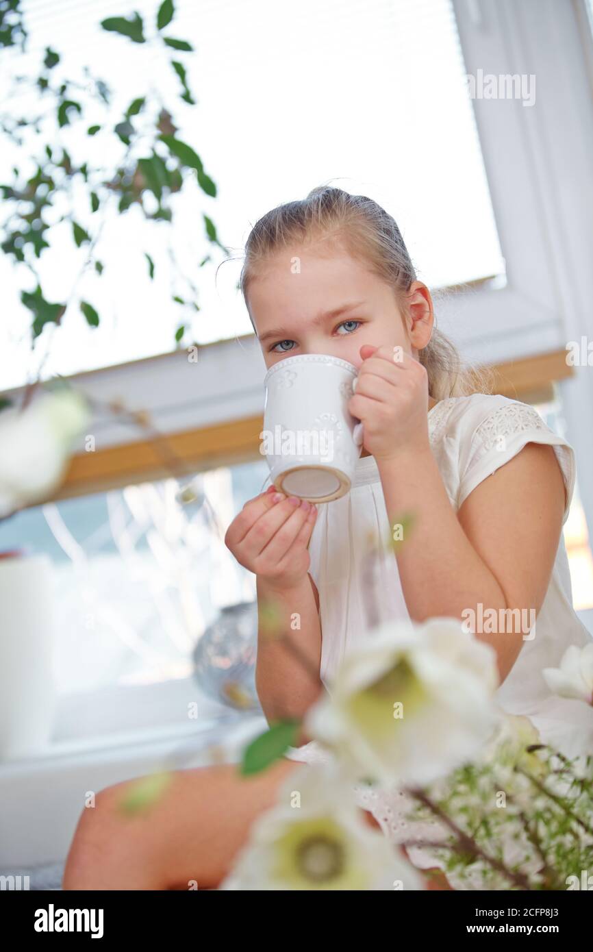 Tea house girl hi-res stock photography and images - Alamy