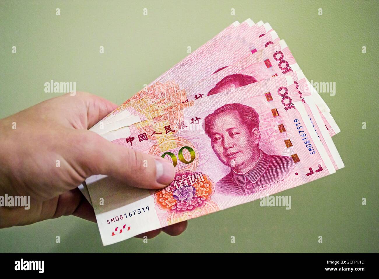 100 Chinese Renminbi banknotes in hand Stock Photo - Alamy