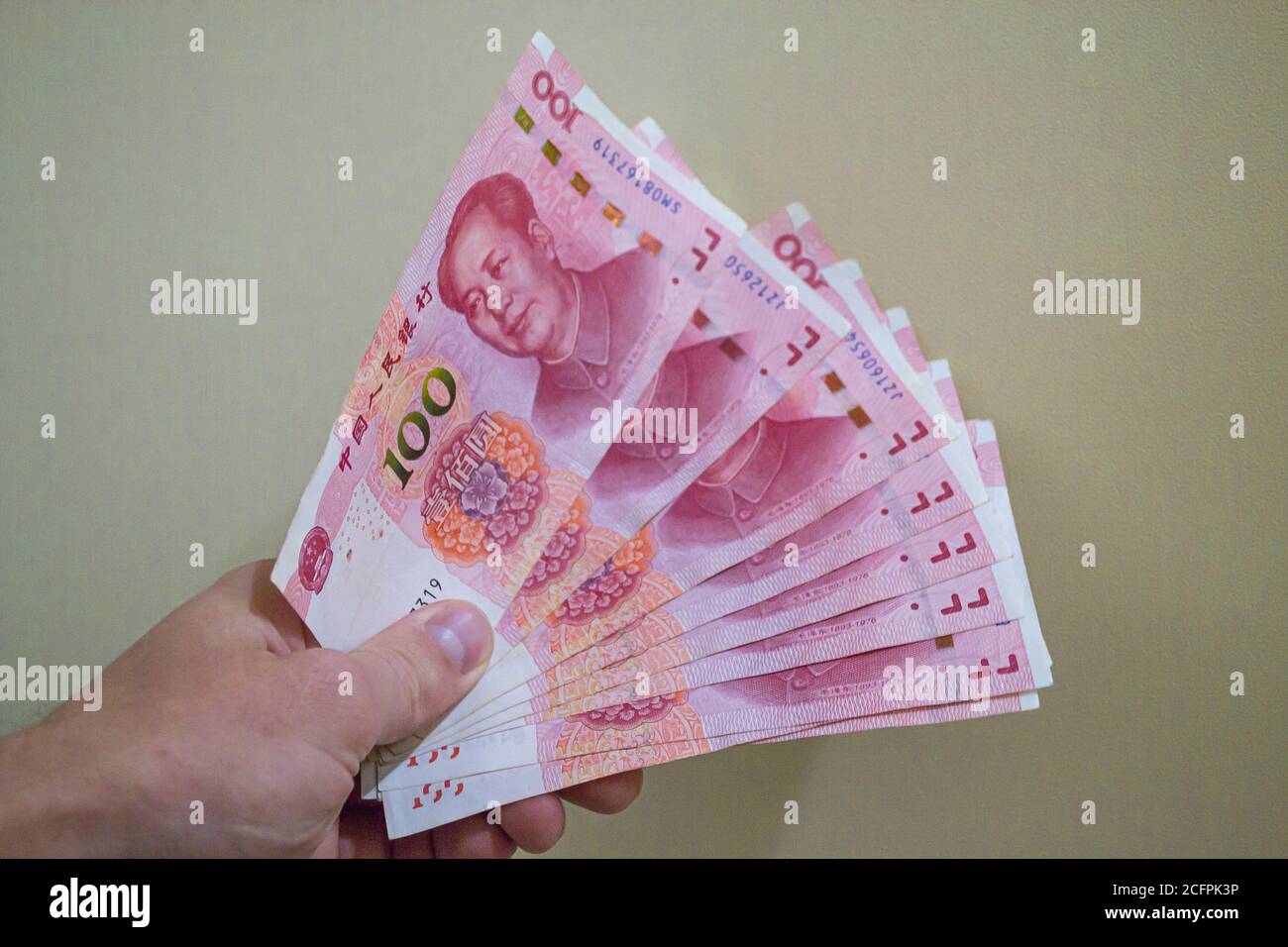 100 Chinese Renminbi banknotes in hand Stock Photo - Alamy