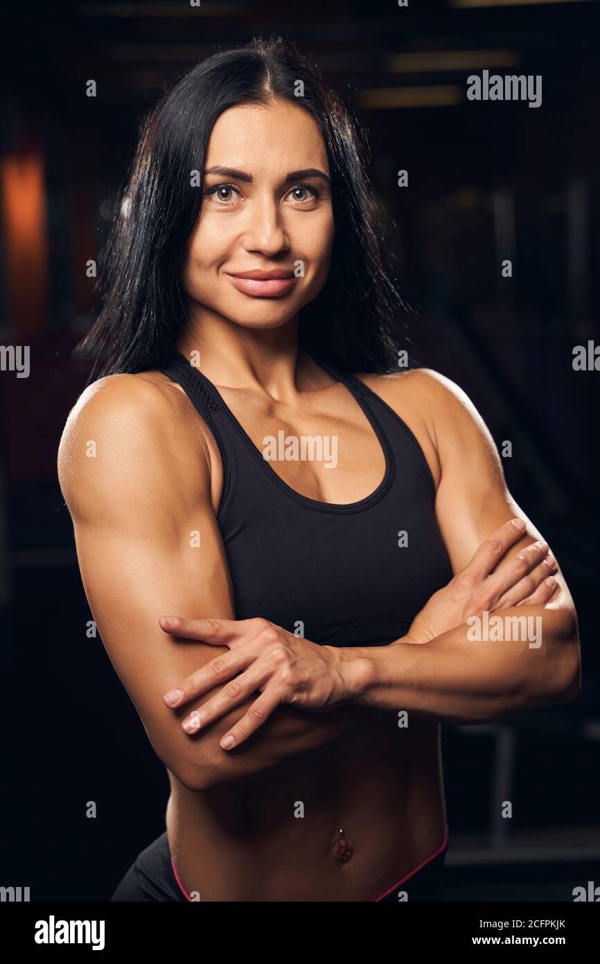 Attractive strong lady wearing a sportsbra at the gym Stock Photo - Alamy
