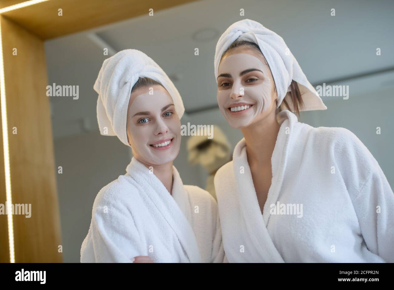 Young women having beauty spa day together Stock Photo - Alamy