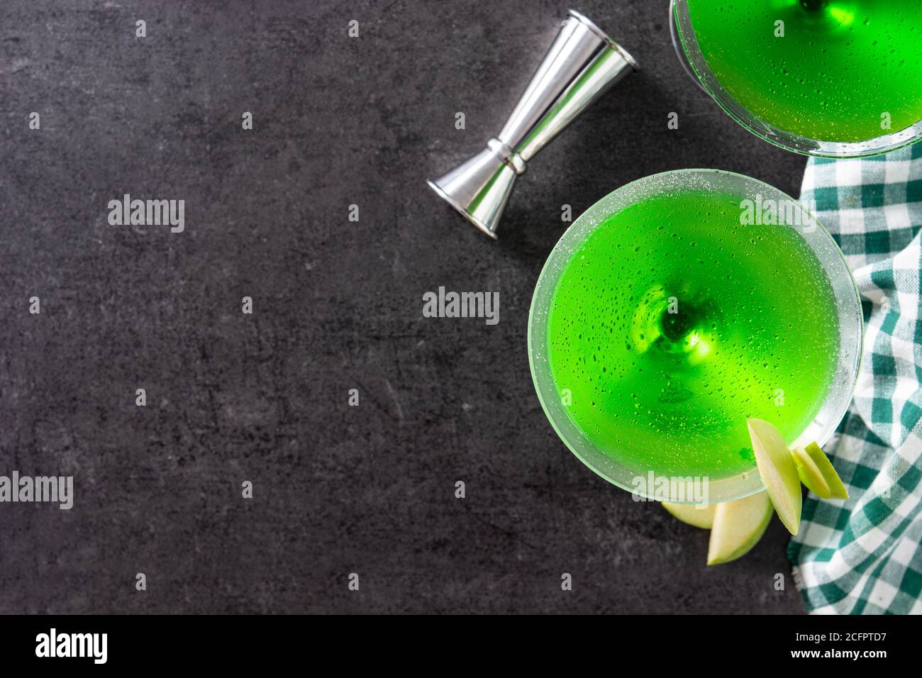 Green appletini cocktail in glass on black background Stock Photo - Alamy