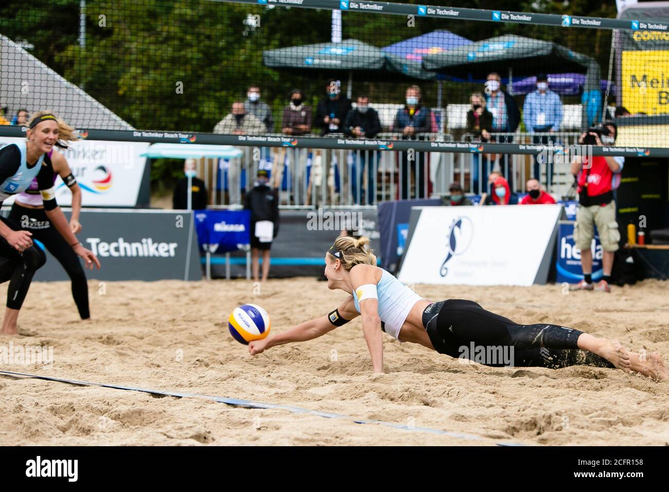Timmendorfer Strand, Germany. 05th Sep, 2020. Laura Ludwig (r, Hamburg ...