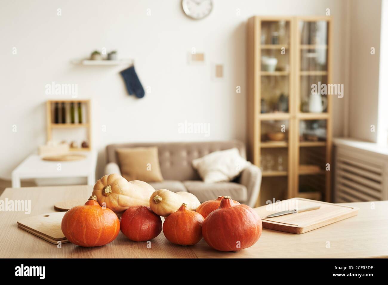 Autumn house interior living room hi-res stock photography and images ...