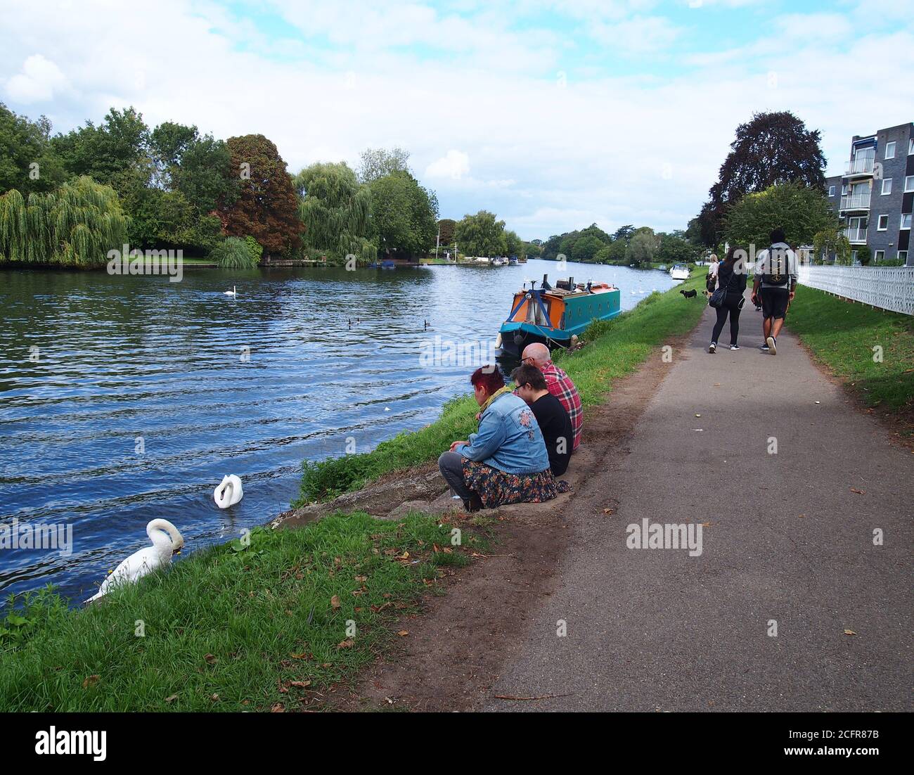 Thames towpath hi-res stock photography and images - Alamy