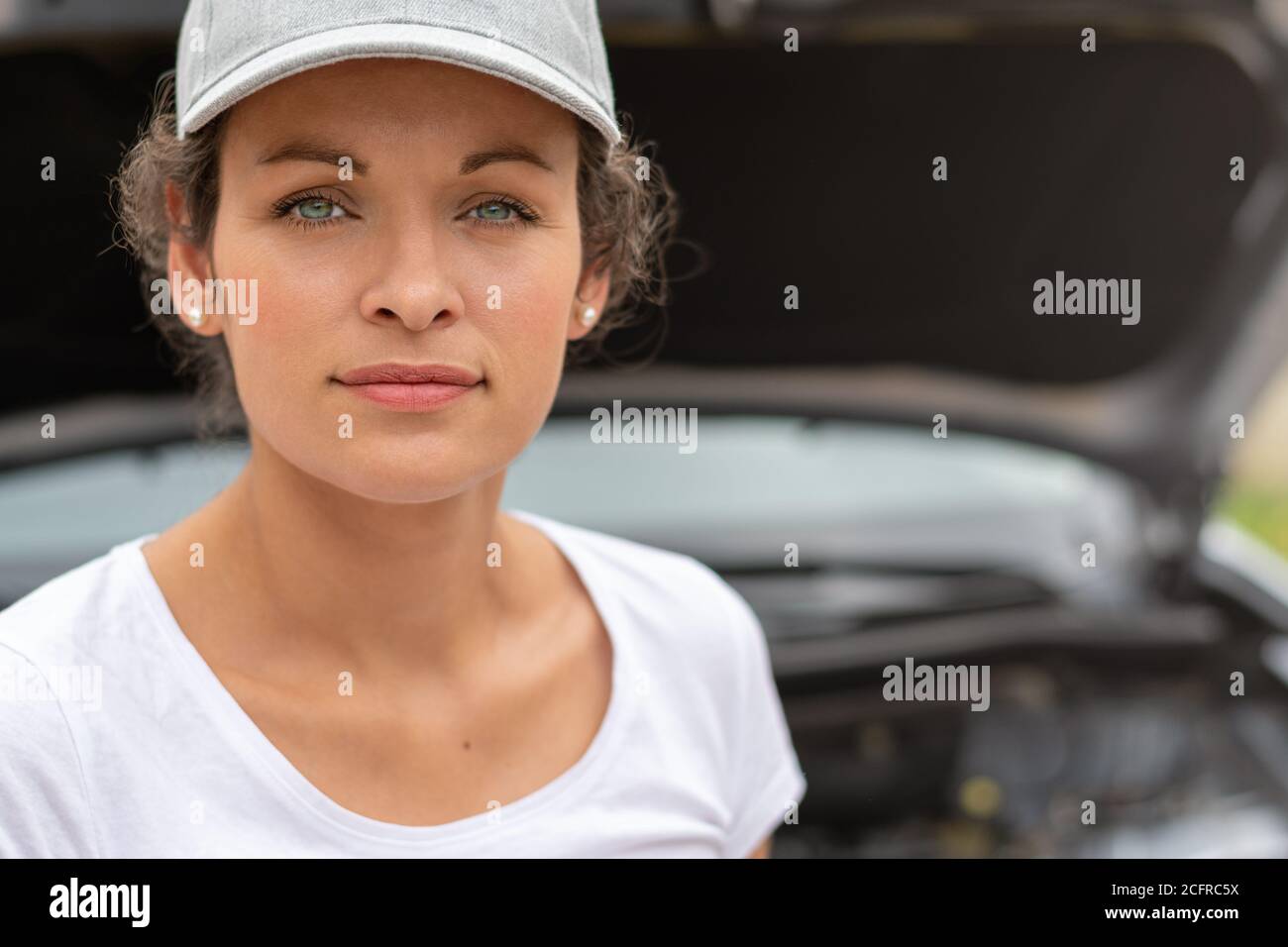 Female mechanic servicing car hi-res stock photography and images - Alamy