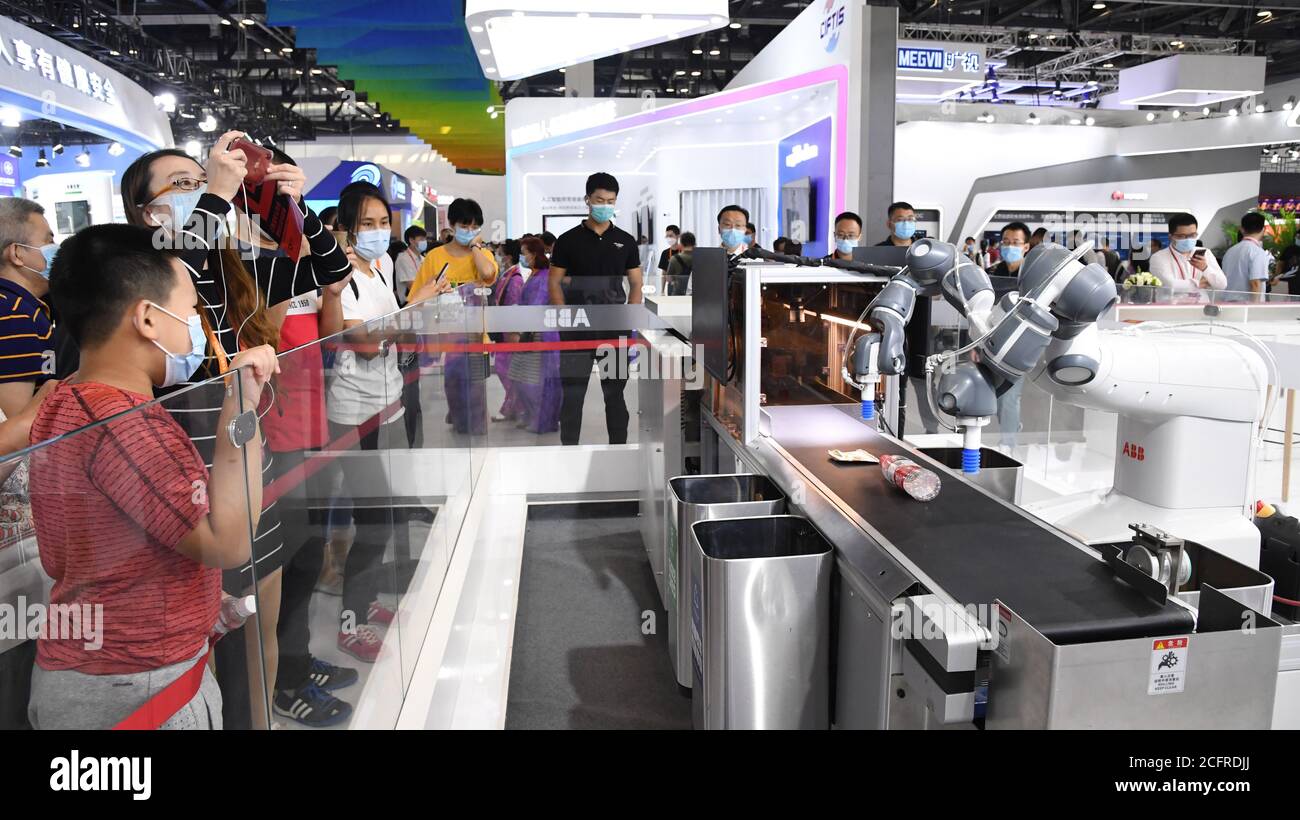 Garbage sorting robot hi-res stock photography and images - Alamy