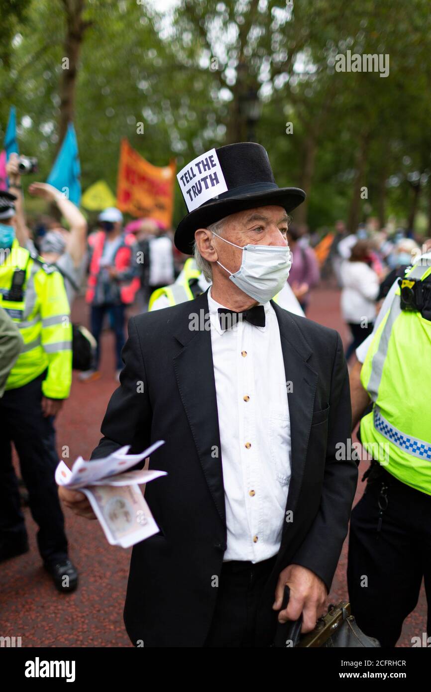 Man in suit and top hat hi-res stock photography and images - Alamy