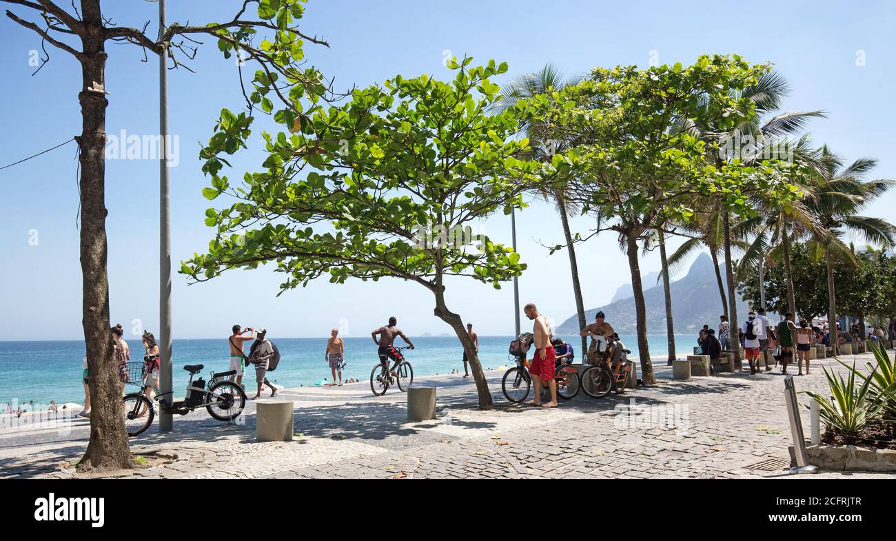 Cyclists cobbled street hi-res stock photography and images - Alamy