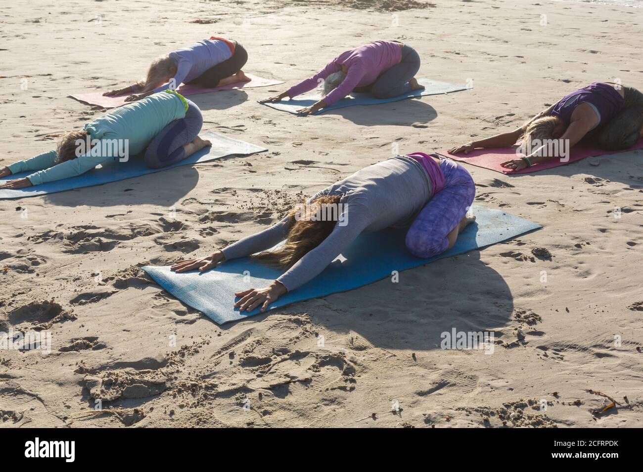 Group beach yoga elderly hi-res stock photography and images - Alamy