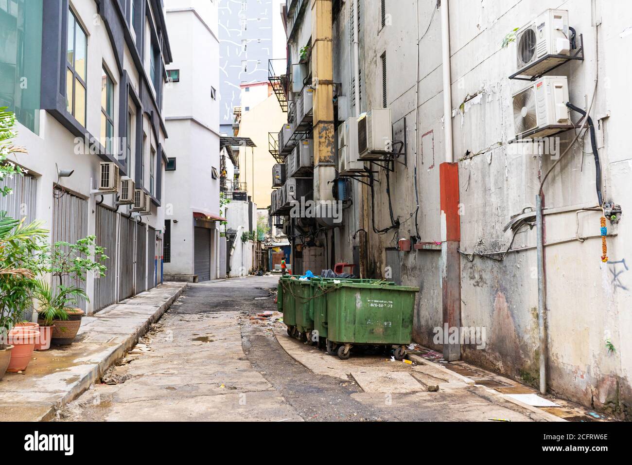 Garbage can corner building hi-res stock photography and images - Alamy