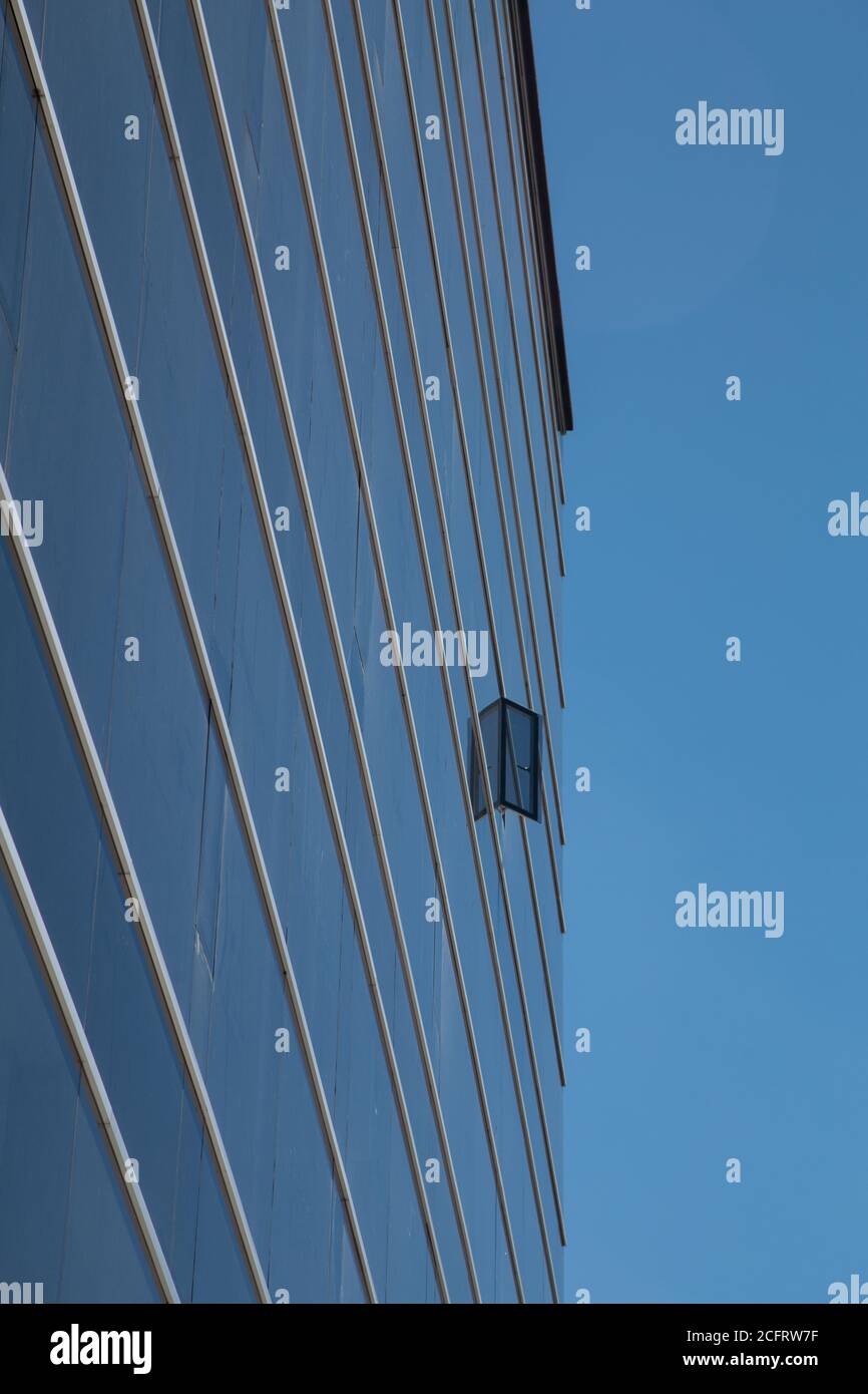 Skyscraper glass window close up hi-res stock photography and images ...