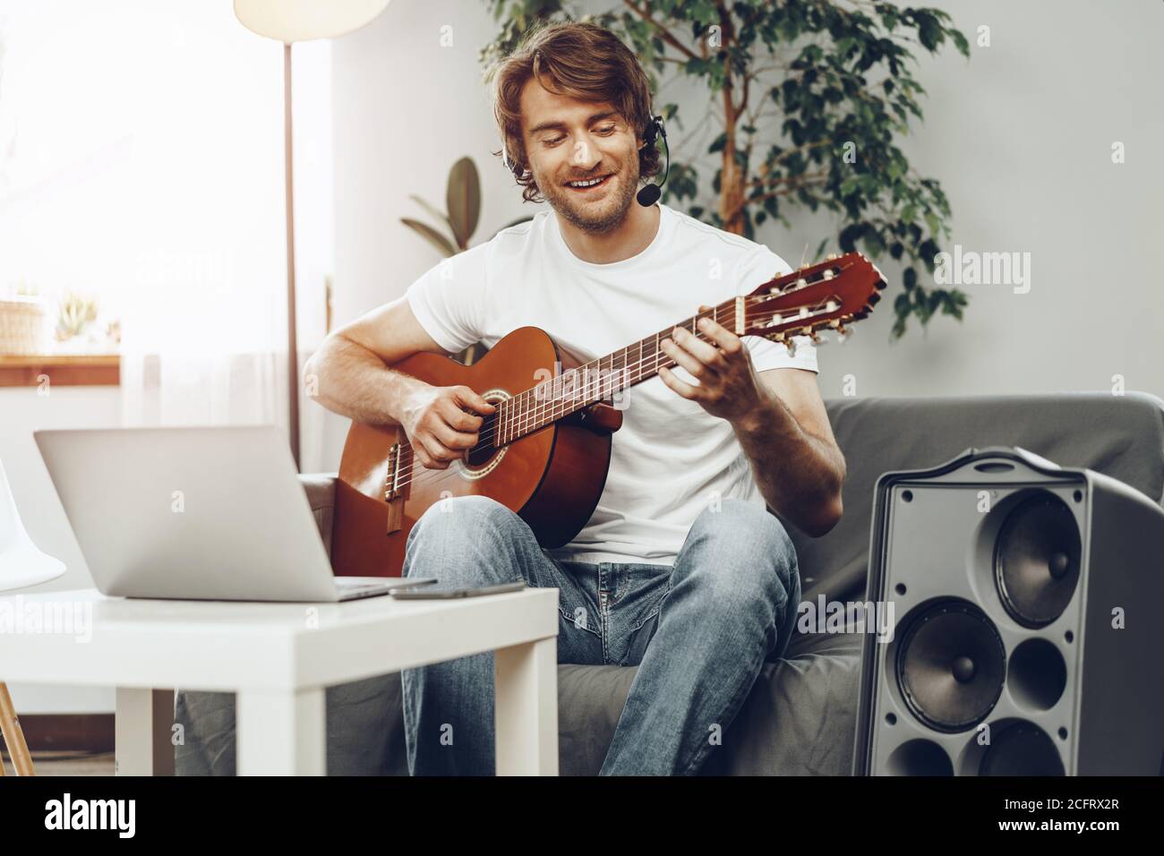 Guitar tutorial hi-res stock photography and images - Alamy